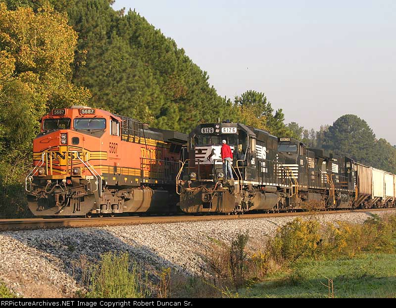 BNSF 5687